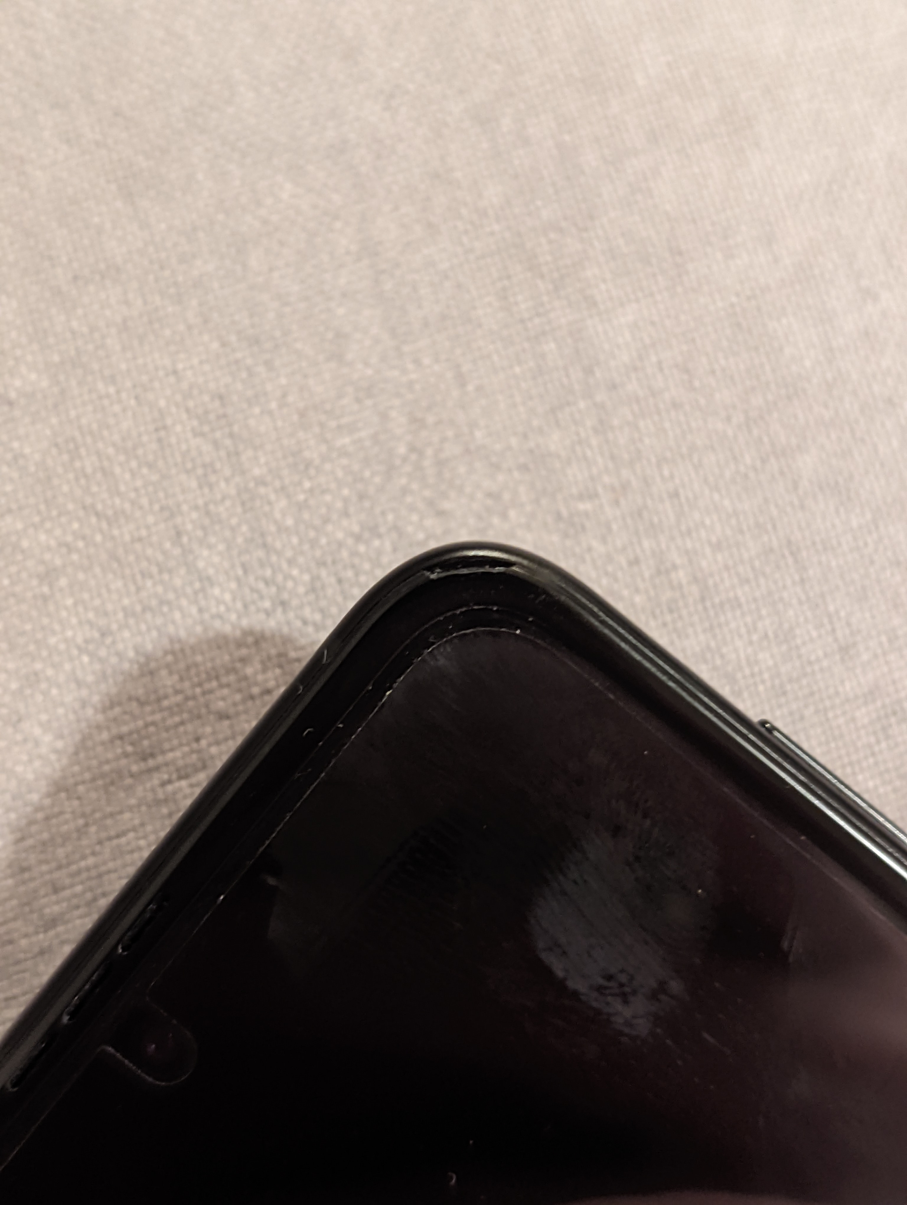 Broken bezel corners : r/galaxyzflip