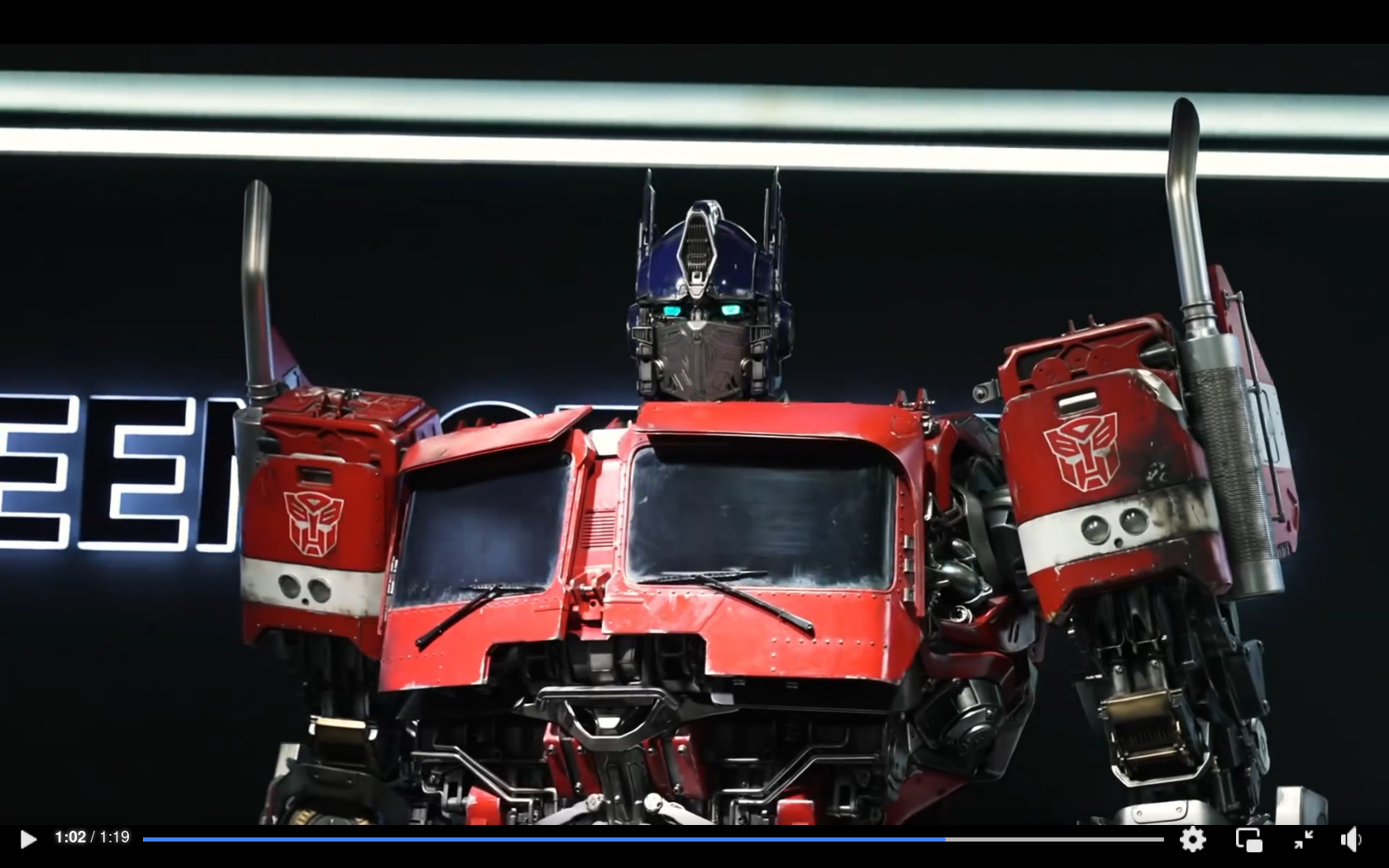 Queen Studios: Transformers: Bumblebee - Human-Size Optimus Prime ...