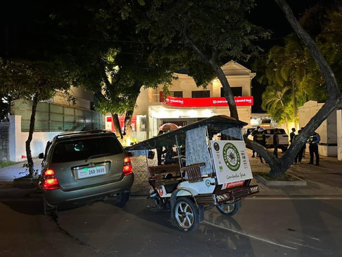 Chinese Driver Crashes into Divider and Tuk-Tuk in Phnom Penh ...
