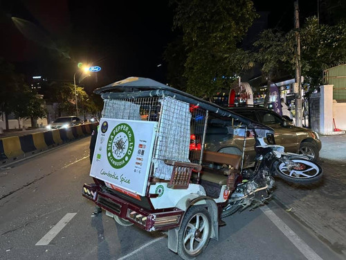 Chinese Driver Crashes into Divider and Tuk-Tuk in Phnom Penh ...